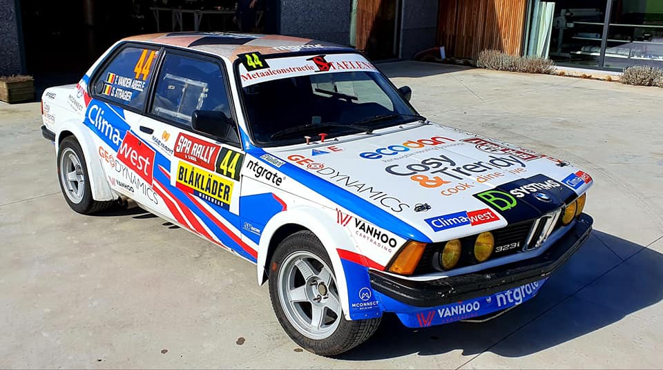 De nieuwe livery van de BMW E21 van SV Racing