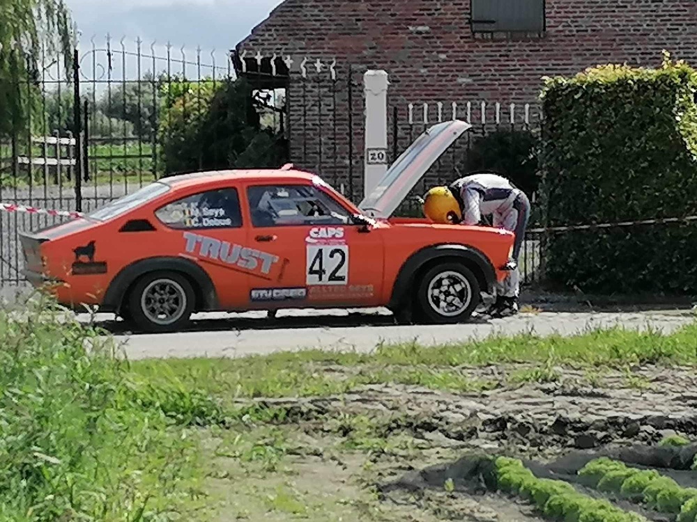Nr 42 aan de kant - Rally van Staden