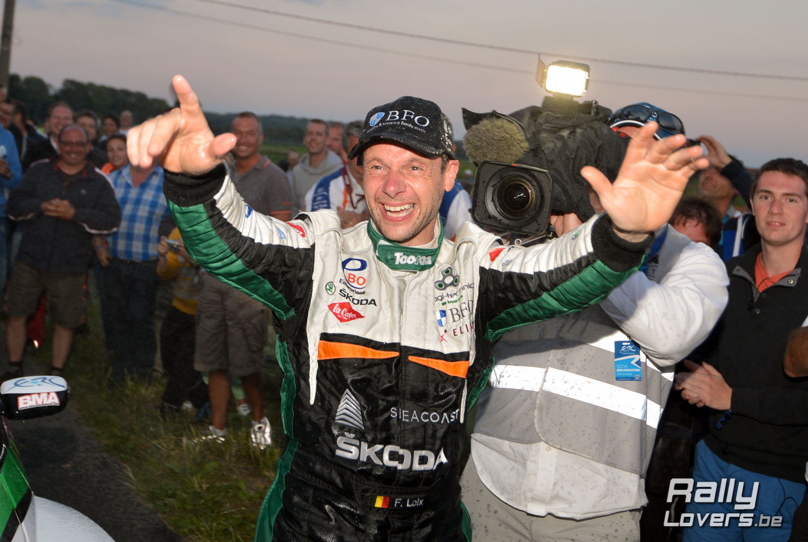 Mr Ypres Freddy Loix als ouvreur voor Ott Tänak in Ypres en South ...